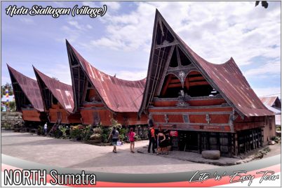 Ancient Stone Chair of King Siallagan - Lite 'n' Easy Sumatra Tour Travel